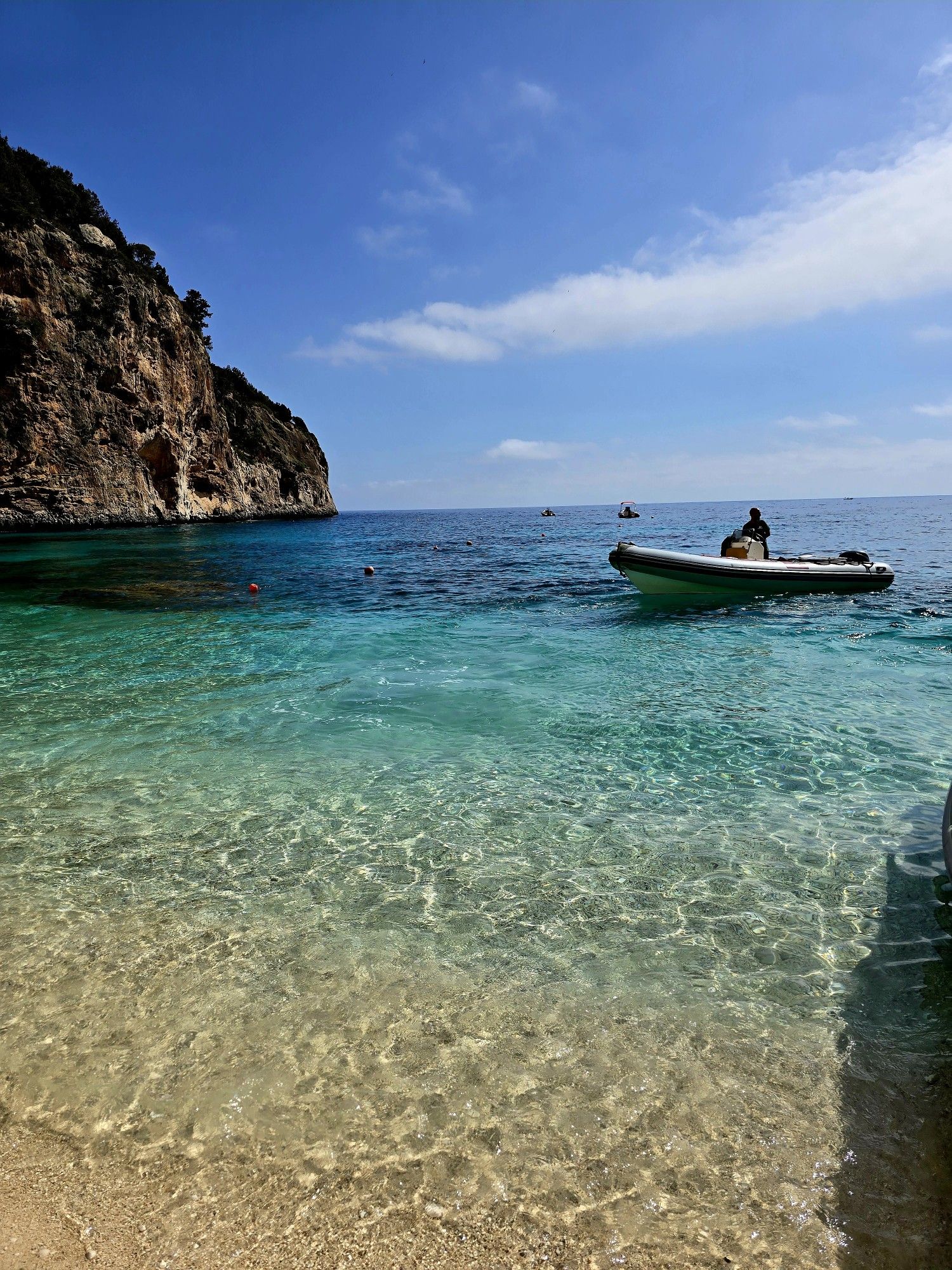 Visitare le calette incontaminate con il gommone in Sardegna | Sposini ...