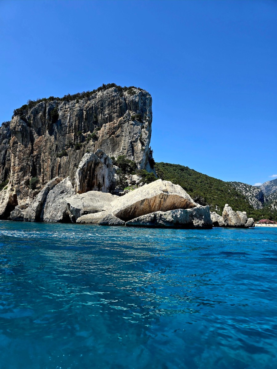 Visitare le calette incontaminate con il gommone in Sardegna | Sposini ...