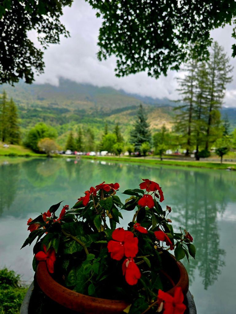Scopri la magia del Lago Laux: natura e tranquillità a portata di mano ...