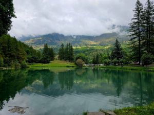 Scopri la magia del Lago Laux: natura e tranquillità a portata di mano ...